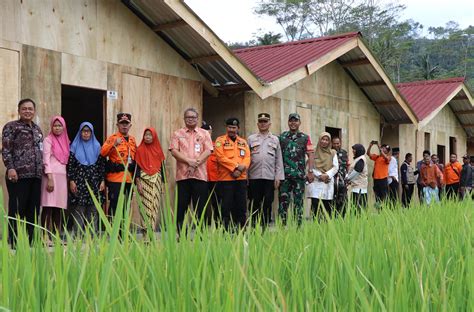 14 Unit Huntara Diserahkan Pada Warga Korban Bencana Tanah Longsor Di