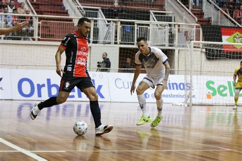 VÍDEO JEC Futsal vence o Minas e assume a liderança isolada da Liga