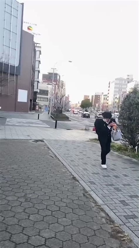 イカ on Twitter RT mei situation カラスに遊ばれる高校生