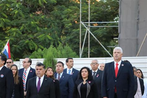 ACTO DE IZAMIENTO DE LA BANDERA NACIONAL POR LOS 211 AÑOS DE