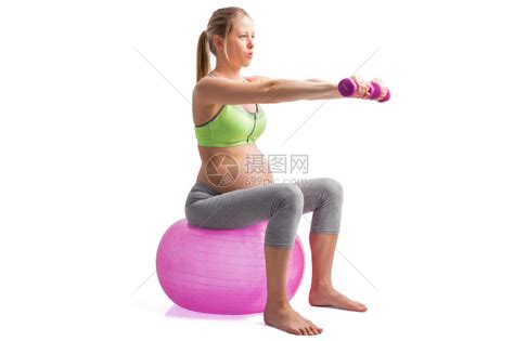 孕妇在药球上工作手拿着高清图片下载 正版图片507304966 摄图网