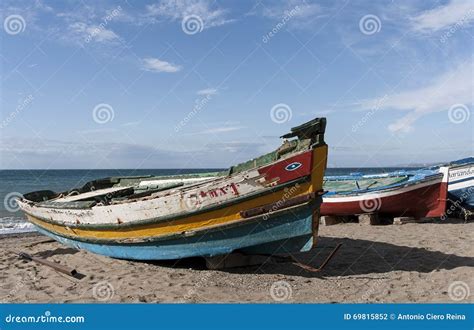 Barcos De Pesca En La Orilla De Una Playa En El Mar Mediterráneo Foto