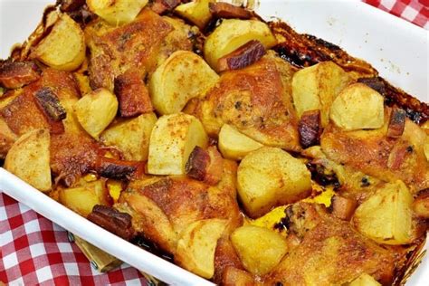 Almoço de domingo sobrecoxa assada batatas suculenta e saborosa