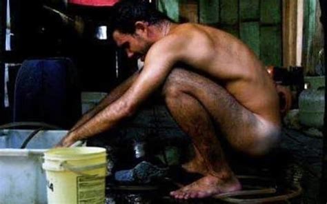 Juliano Cazarré pelado em ensaio polêmico de nu frontal Picante e