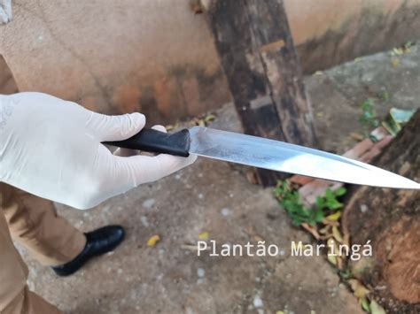 Homem é morto pela esposa 8 facadas após ser flagrado falando a