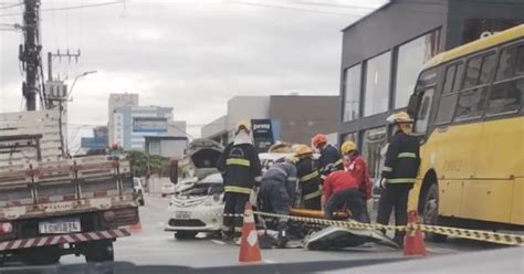 Carro colide em ônibus e deixa motorista ferido em Joinville