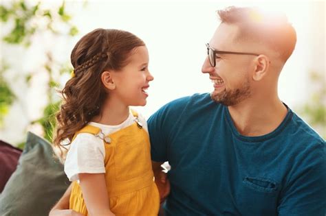 Día del padre familia feliz hija abraza a su papá Foto Premium