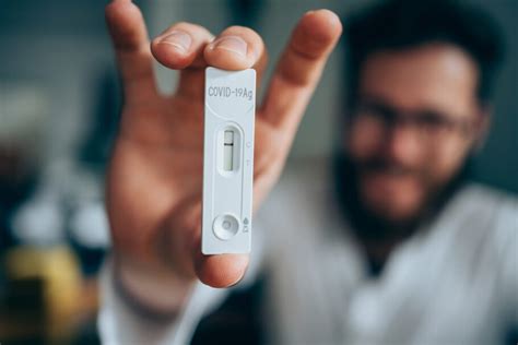 Farmácias começam a vender online autotestes de covid veja valores
