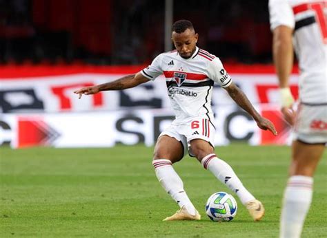 Welington renova Sem definição lateral pode deixar São Paulo de graça