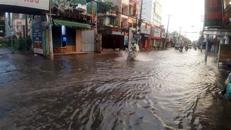 Hình ảnh đường phố Sài Gòn ngập lênh láng sau mưa lớn