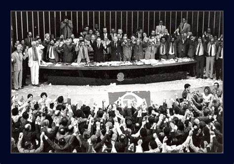 O bicentenário da Democracia José Sarney Os Divergentes