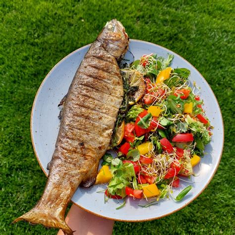 PSTRĄG Z GRILLA Z MASŁEM CZOSNKOWO ZIOŁOWYM keto LCHF