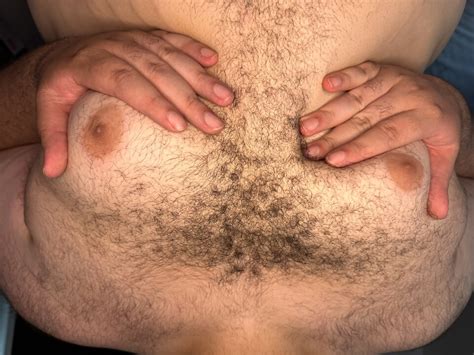 Molliger Schwuler Bär Schüttelt MÃ¶pse Und Spielt Mit Großen Nippeln Xhamster
