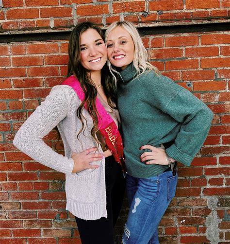 Brunette Or Blonde Scrolller