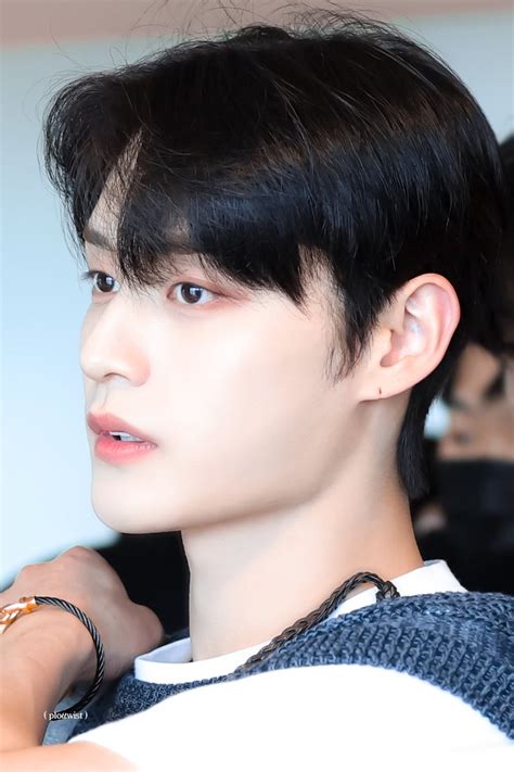 Plo𝒕𝒕wist on Twitter 230611 김지웅 Kimjiwoong 제로베이스원 ZEROBASEONE ZB1