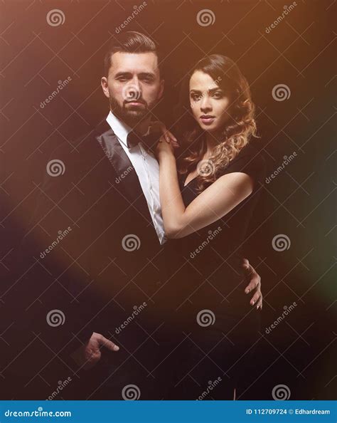 Forme La Foto Del Estudio De Pares Hermosos En Ropa Elegante Foto De