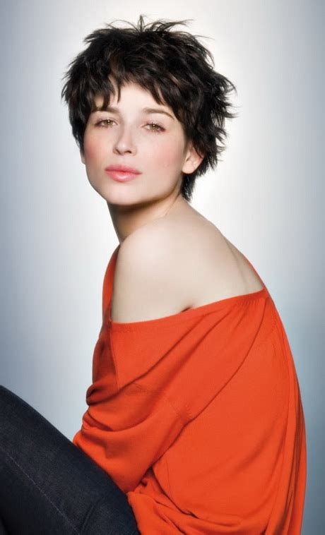 Coupe De Cheveux Courte Brune