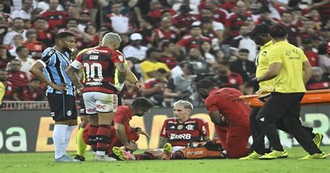 Flamengo divulga lesão no ligamento do joelho de Varela tratamento