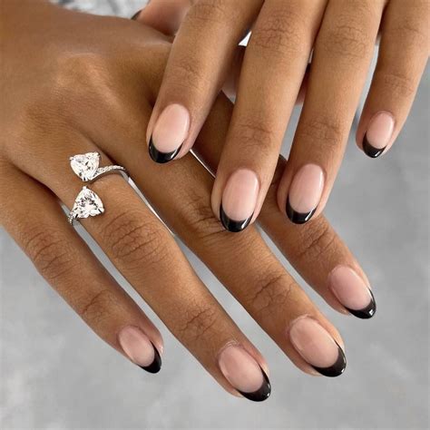 Uñas negras para Navidad 10 diseños bonitos y elegantes que van con todo