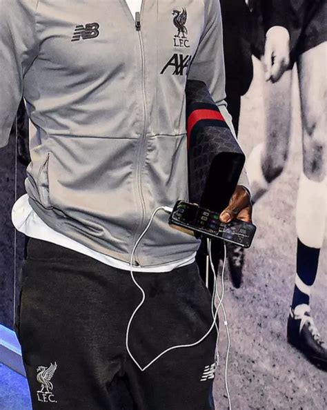 Sadio Mane Spotted With Cracked IPhone Despite 150 000 A Week