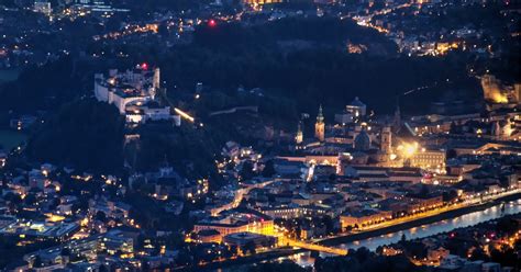 Nächtlicher Blick auf Salzburger Altstadt heute vom Gaisberg aus in