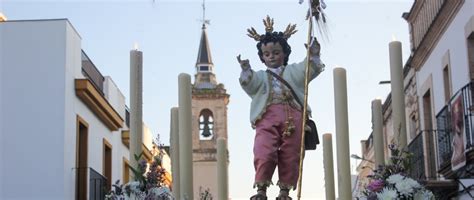 El Niño Jesús procesiona por las calles de La Puebla del Río en la