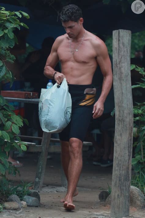 Foto Cauã Reymond exibiu o corpo sarado pelo local antes de encarar as