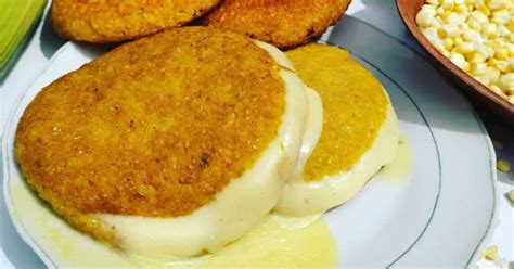 Arepa de choclo o maíz con queso prepáralas esponjosas para un