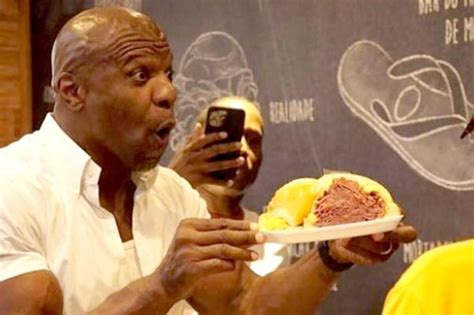 VÍDEO Terry Crews experimenta sanduíche de mortadela no Mercadão