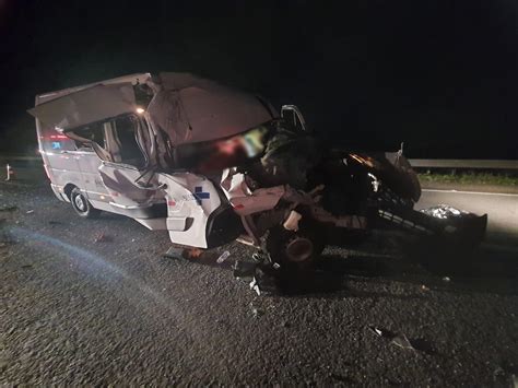 Acidente entre van e caminhão deixa 12 feridos na rodovia Castello