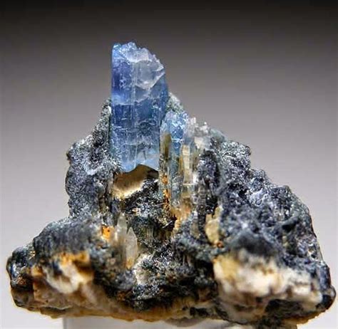 Jeremejevite Doen A Rara Pedras Preciosas Pedras Preciosas Brutas