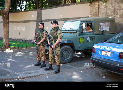 Polizia Roma Jeep Immagini E Fotografie Stock Ad Alta Risoluzione Alamy
