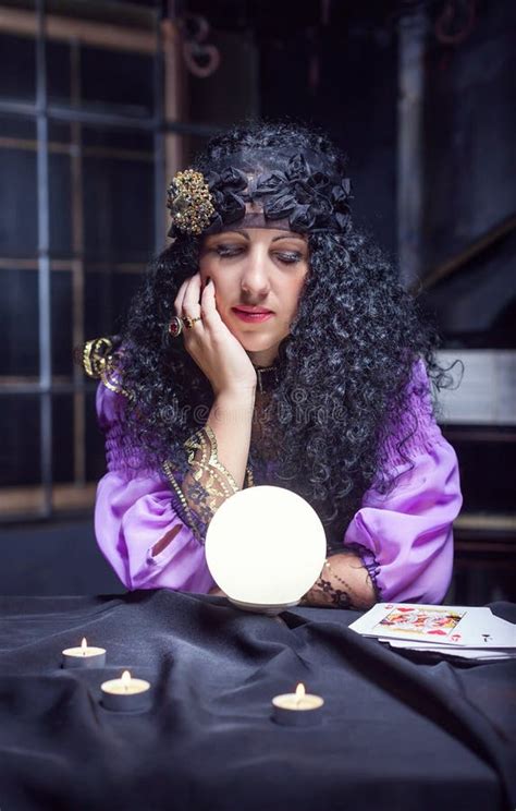 Bruja Mientras Que Practica Brujería Imagen de archivo Imagen de