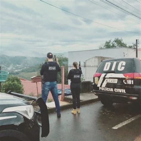 V Deos Pol Cia Civil Apreende Drogas Colete Bal Stico Dinheiro E