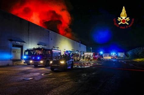 Vasto Incendio In Un Azienda Di Imballaggi Nel Vicentino Vigili Al
