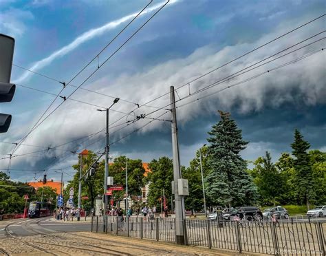 Wał szkwałowy Niesamowite zjawisko na niebie Potęga natury w całej o