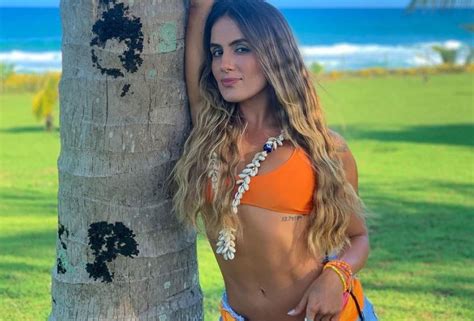 Em dia de sauna Carol Peixinho surge de maiô cavadíssimo e exibe
