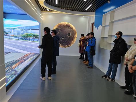 工业机器人虚拟仿真实训基地举办CAVE和3D大屏沉浸式虚拟现实显示系统使用培训 黑龙江职业学院智能制造技术学院
