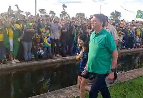 Bolsonaro Cumprimenta Centenas De Apoiadores No Alvorada Mas Evita