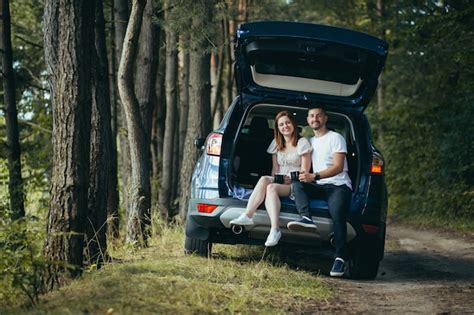 Pareja joven hombre y mujer abrazándose juntos en un picnic sentados
