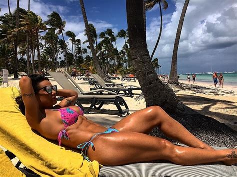 EGO Scheila Carvalho mostra abdômen trincado enquanto curte férias