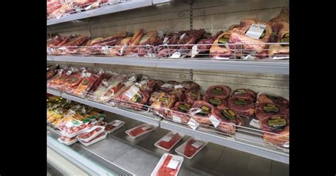 Homem é flagrado furtando pedaço de carne em supermercado e é preso no