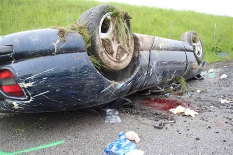 Cabrio überschlägt sich auf A 96 bei Etterschlag