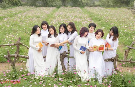 Tạo dáng chụp ảnh áo dài tập thể Thoitrangviet247
