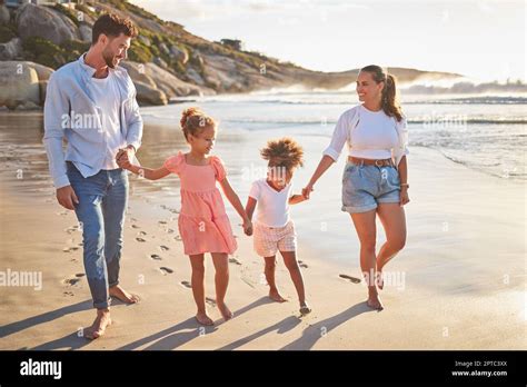 Familie Kinder und Strand von Mutter und Mann Hände am Meersand