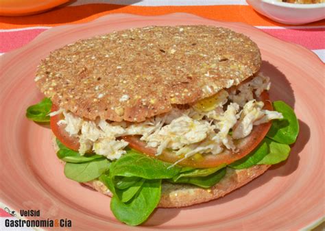 Sándwich de pollo desmechado con tomate y canónigos Gastronomía Cía