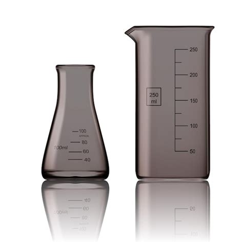 Dos equipos de cristalería de laboratorio químico o vaso de