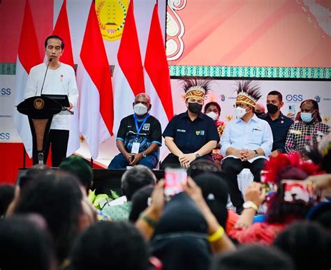 Presiden Jokowi Serahkan NIB Bagi Pelaku UMKM Di Tanah Papua