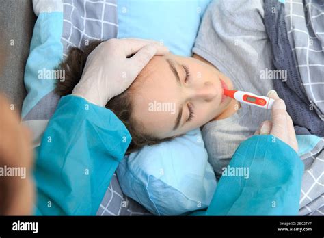 Niño enfermo acostado en la cama con fiebre y flue niño enfermo
