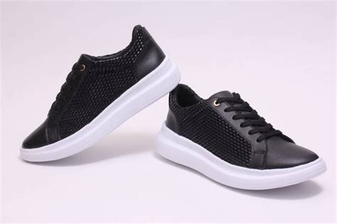 Venta Zapato Negro Con Suela Blanca En Stock
